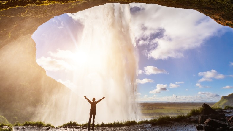 Iceland in June: Sunny Weather, Hiking Season & More I Bookmundi